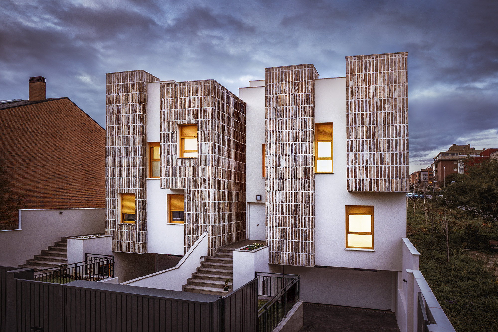 Dos casas adosadas en Montecarmelo de OOIIO Architecture - Vía Construcción