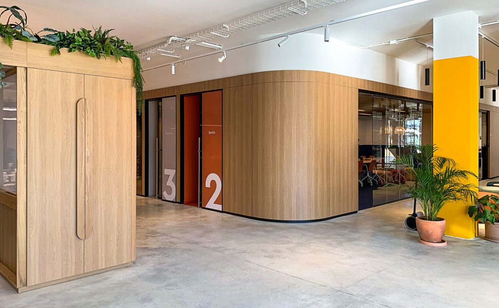 LEBLUME diseña las oficinas de Ravenpack en Marbella - Vía Construcción