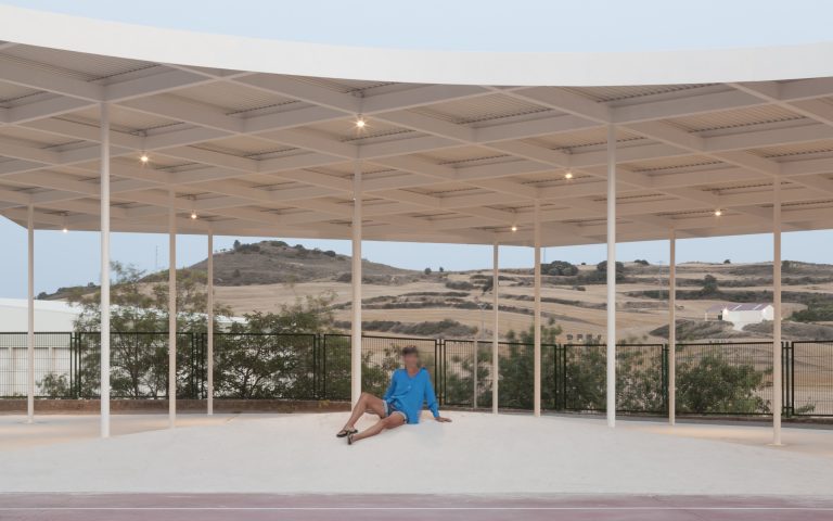 Cubrición ligera y abierta para albergar diferentes usos - Vía Construcción